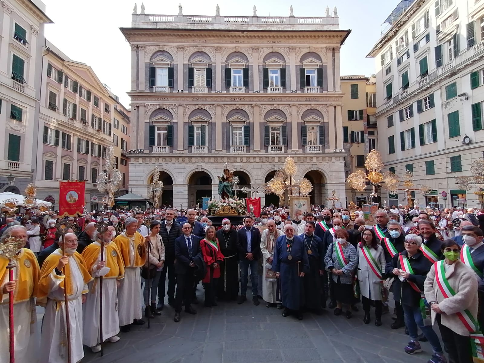 Le confraternite delle diocesi di Genova e Acqui in processione in via ...