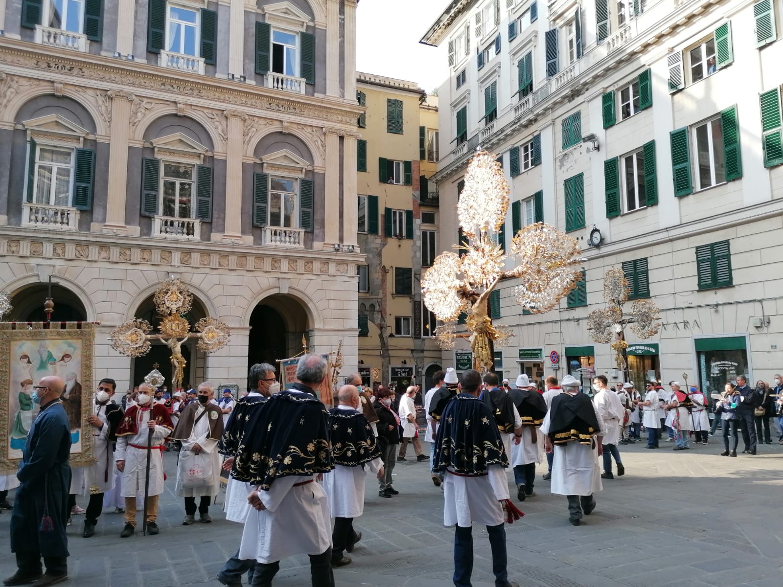 Le confraternite delle diocesi di Genova e Acqui in processione in via ...